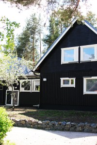 Etupihan kunnostusta ja talon maalausta – Design Wash